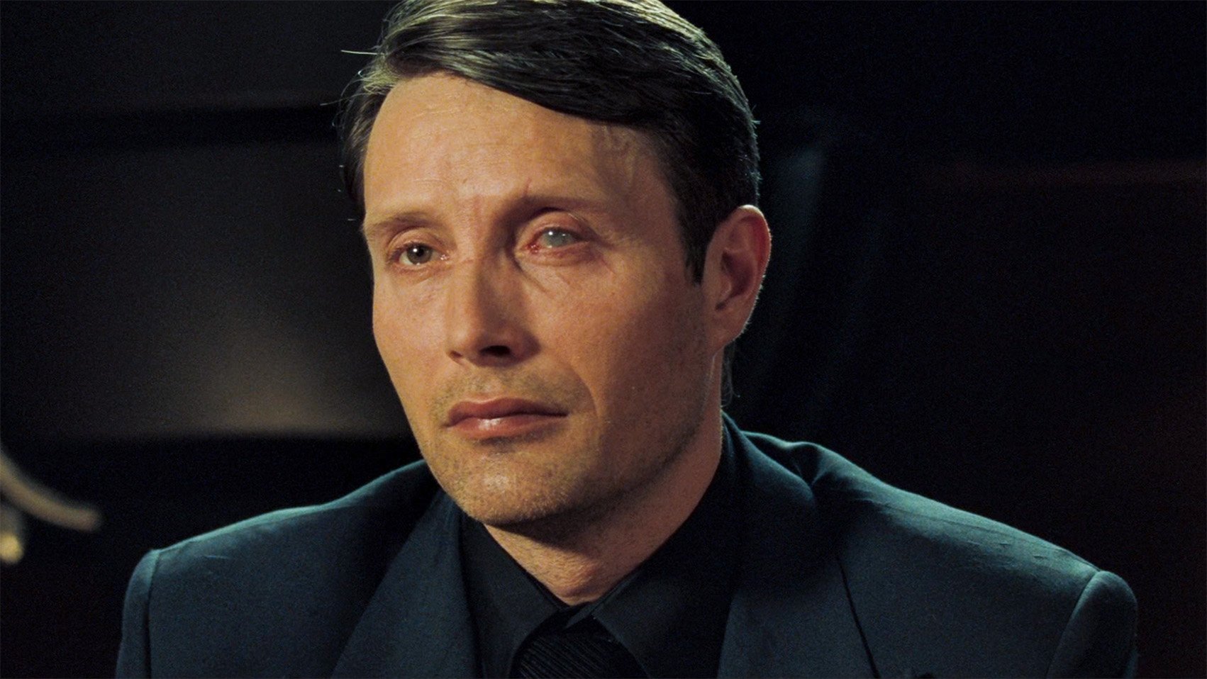 麥德斯·米科爾森 （Mads Mikkelsen） 飾演的詹姆斯·邦德 （James Bond） 反派 Le Chiffre 加入 ...