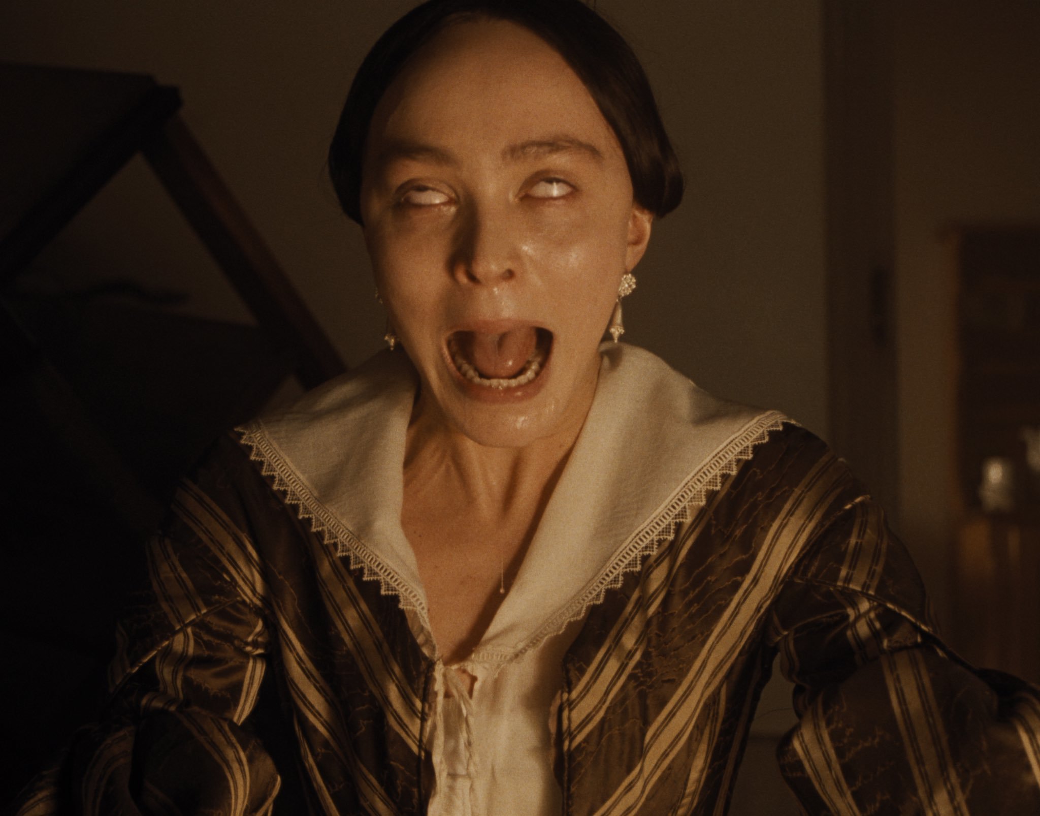 莉莉-羅絲·德普 （Lily-Rose Depp） 用一本關於惡魔性覺醒的書來準備 Nosferatu