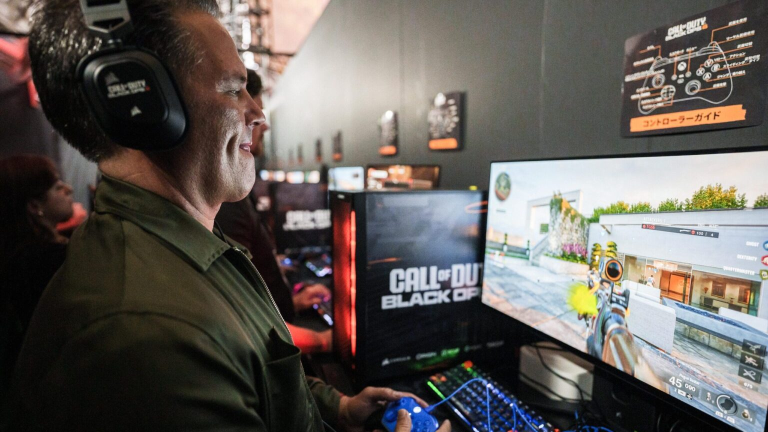 莎拉·邦德 （Sarah Bond） 在東京電玩展上擊敗了菲爾·斯賓塞 （Phil Spencer） 扮演 Call of Duty ...